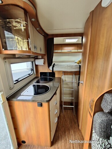 Hobby T 555 AK GFSC, Ford 2011 - Matkailuauto - Alkovi - Nettikaravaani