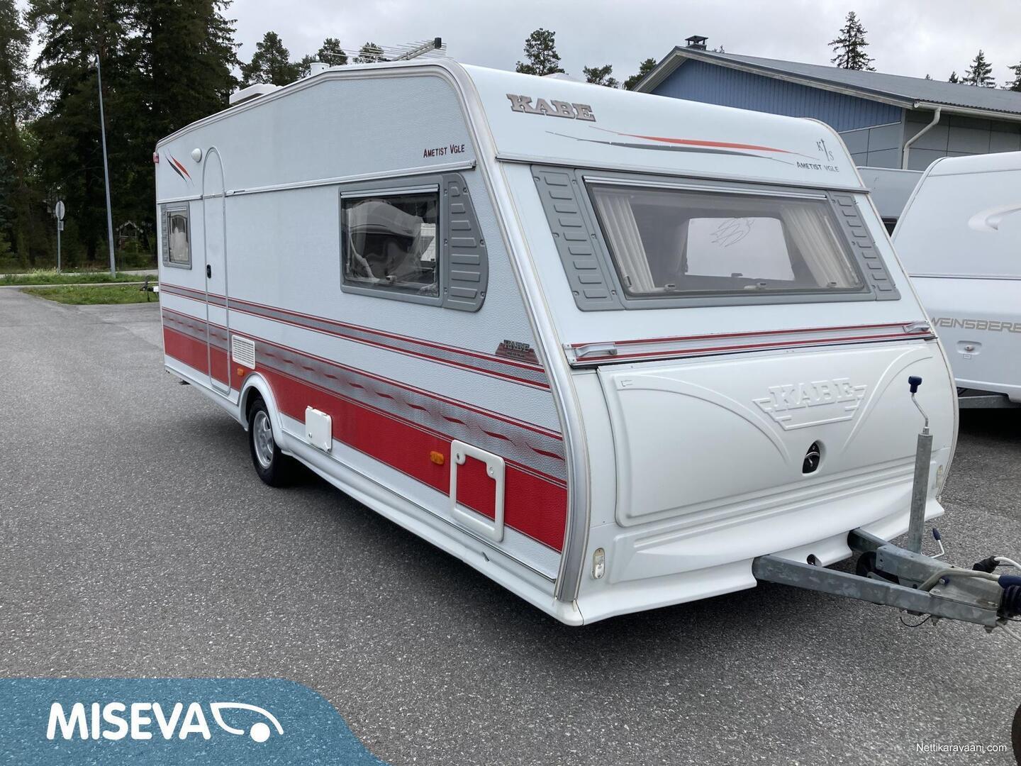 Kabe Ametist VGLE KS. Parivuode edessä ja iso U-istuinryhmä takana ...